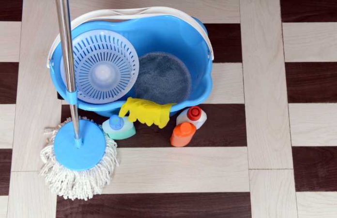 Lavare il pavimento con lo straccio è sconsigliato: ecco perché